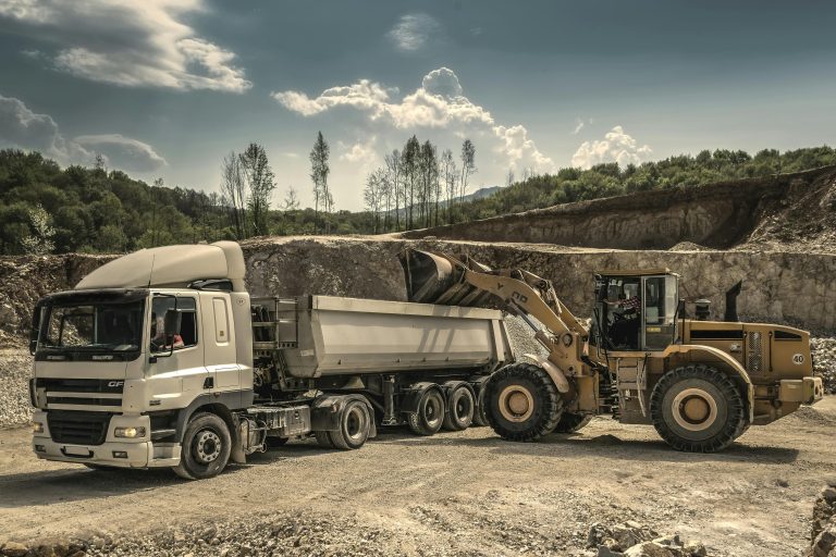 Top 5 Heavy Machinery Operator Training You Need to Know - ToteTime Blog